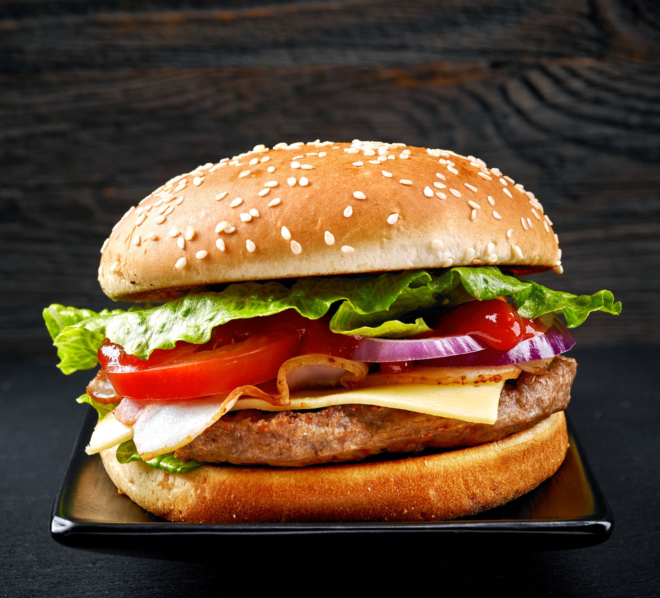 Classic Burger mit regionalem Rindfleischpatty, frischem Salat und ... Classic Burger mit regionalem Rindfleischpatty, frischem Salat und ...